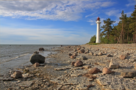 KĀ ES BRAUCU ZIEMEĻMEITU LŪKOTIES! ZVIEDRU DZIESMA DAGO UN VORMSI SALĀ ...